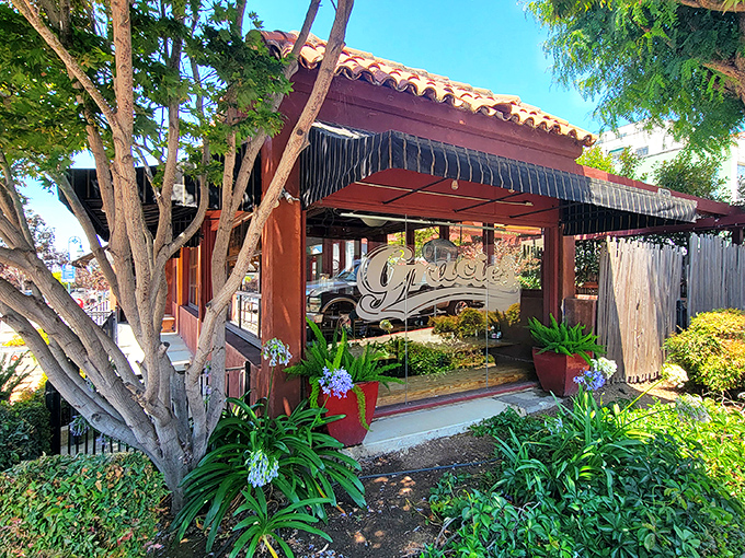 Gracie's terracotta-colored exterior with striped awnings isn't shouting for attention&mdash;it's letting the heavenly BBQ aromas do all the talking.