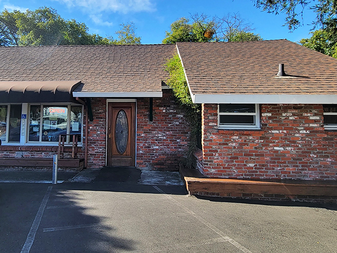 The unassuming brick exterior of Hank's Creekside might not scream "culinary destination," but locals know better. This modest fa&ccedil;ade hides breakfast greatness within.