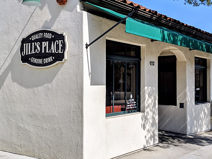 Inside, wooden tables and mirrors create that rare atmosphere where both first dates and family reunions feel equally at home.