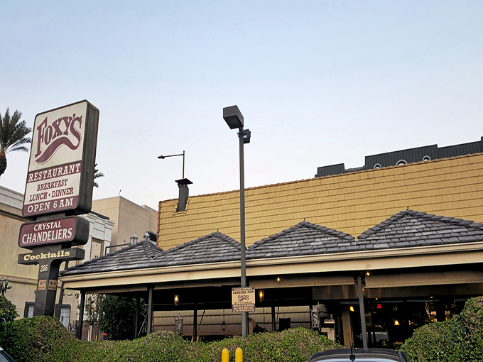 That classic diner exterior might not win beauty contests, but it houses breakfast magic worth discovering.