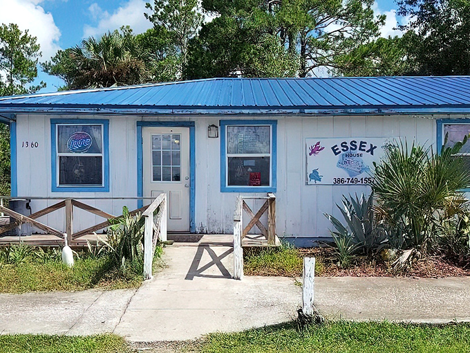 The unassuming blue-trimmed exterior of Essex Seafood House stands like a culinary lighthouse in Pierson, beckoning seafood pilgrims from miles around.