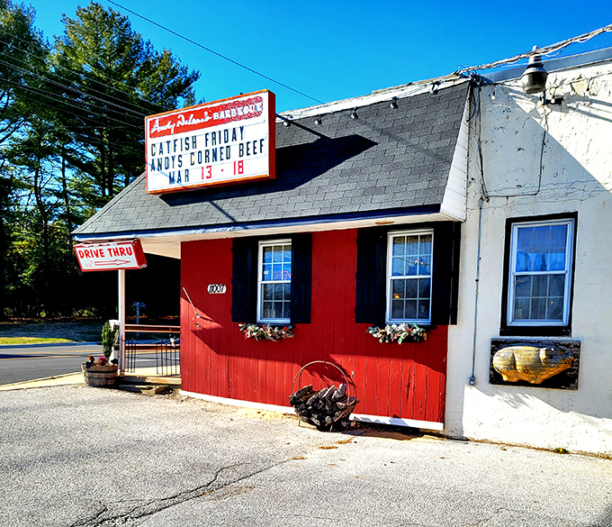 The iconic red building with a pig on the roof isn't just eye-catching&mdash;it's a smoke signal to BBQ lovers that they've found their promised land.