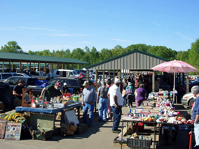 The treasure hunter's paradise! 161 Flea Market's sprawling pavilions beckon with promises of undiscovered gems and weekend adventures.