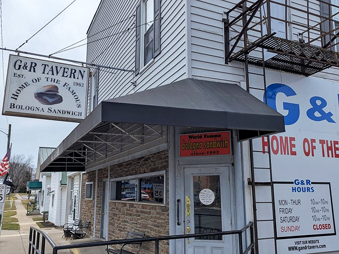 The unassuming white exterior of G&R Tavern stands like a culinary lighthouse in Waldo, beckoning bologna pilgrims from miles around.