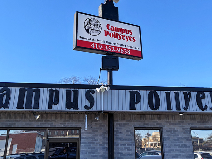 The unassuming exterior of Campus Pollyeyes, where that iconic red star sign has guided hungry pilgrims to breadstick nirvana for generations.