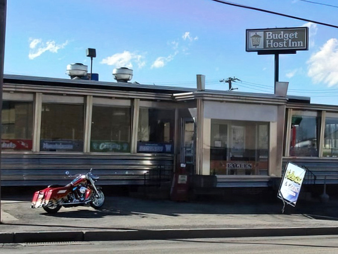 This gleaming silver time machine serves up breakfast dreams with the kind of authentic charm money can't buy.