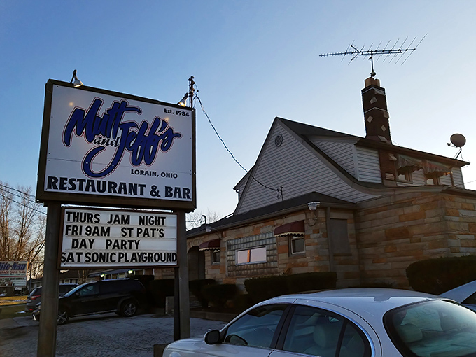 That sign promises good times ahead – and Mutt & Jeff's delivers on every single word of it.
