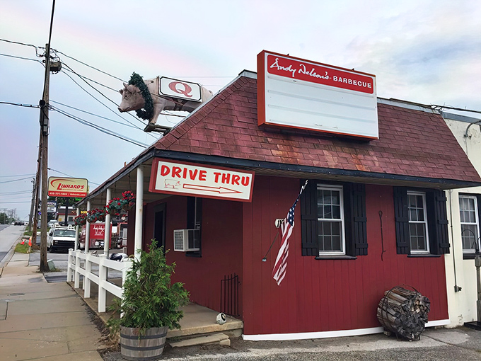 The iconic red building with a pig on the roof isn't just eye-catching&mdash;it's a smoke signal to BBQ lovers that they've found their promised land.