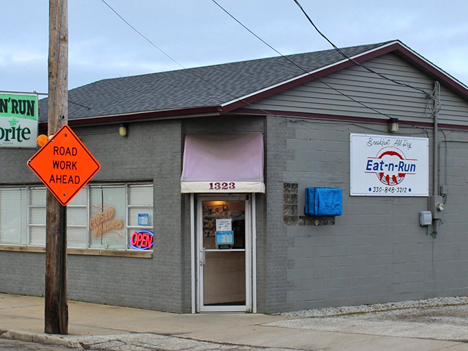 The unassuming exterior of Eat N Run proves once again that culinary treasures often hide behind the most modest facades.