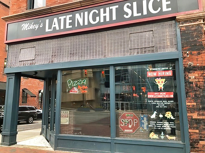 This unassuming storefront on South 4th Street holds pizza secrets that transform ordinary evenings into culinary adventures.