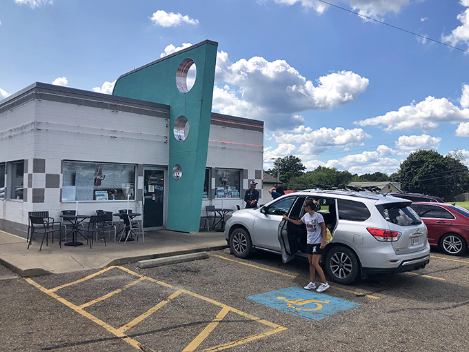 The turquoise pillar reaches skyward like a mid-century rocket ship, announcing to hungry travelers: "The 1950s are alive and well in Alliance, Ohio."
