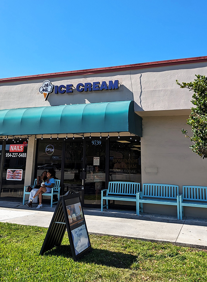 Nestled between a nail salon and everyday storefronts, this unassuming ice cream haven proves that culinary treasures often hide in plain sight.
