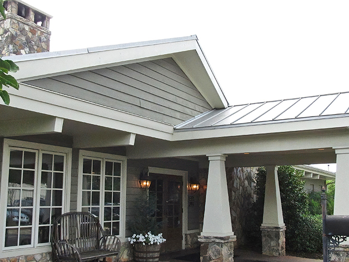 The welcoming craftsman-style exterior of Hilltop Grille promises culinary magic before you even step through the door.