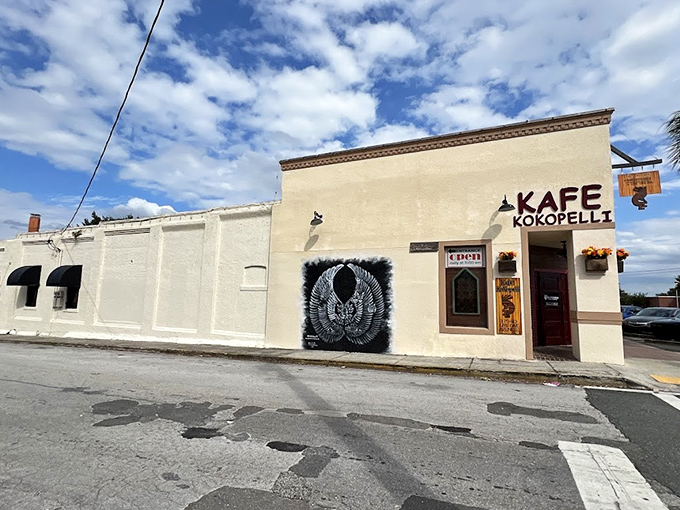 The unassuming exterior of Kafe Kokopelli hides a culinary wonderland within, like finding a diamond in Florida's sandy rough.