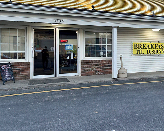 The unassuming exterior of Hitching Post Kellogg might fool you, but culinary wisdom teaches us that the most modest buildings often hide the greatest treasures.