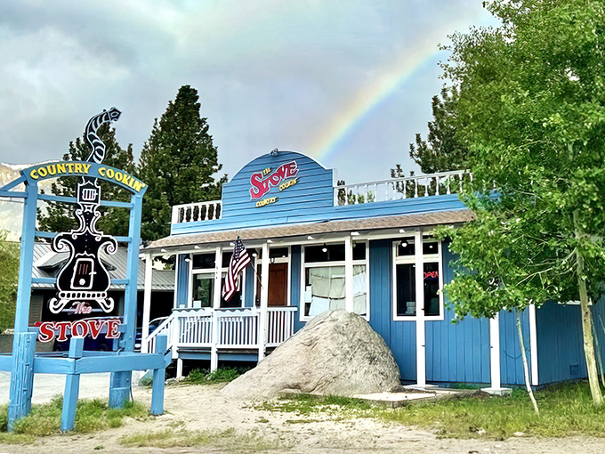 The blue beacon of breakfast bliss! This unassuming mountain cabin-turned-diner has skiers and hikers making pilgrimages just for a taste of morning magic.
