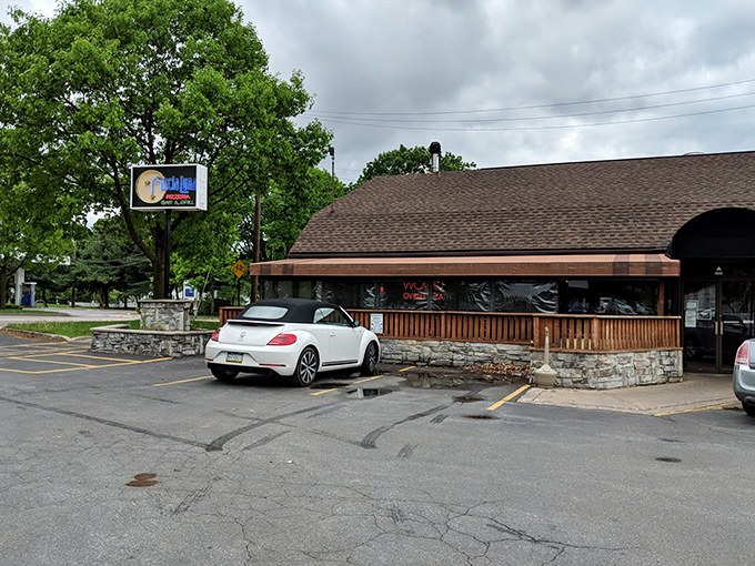 The unassuming exterior of Faccia Luna belies the culinary magic happening inside. Like finding a Picasso at a yard sale, this modest storefront holds treasures.