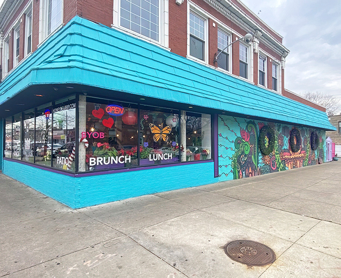 The turquoise beacon of breakfast bliss that is Honeybear Cafe stands out on its Chicago corner like a delicious mirage in a desert of ordinary dining.