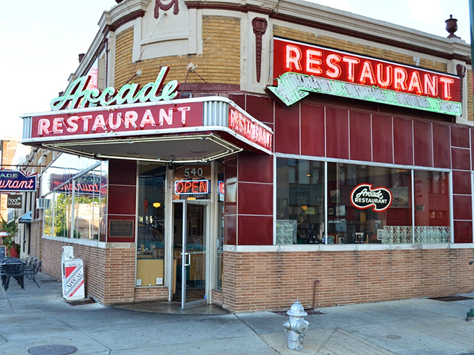 That iconic neon sign has been beckoning hungry Memphians since FDR was in office. Some landmarks fade, but this one just gets more delicious with age.