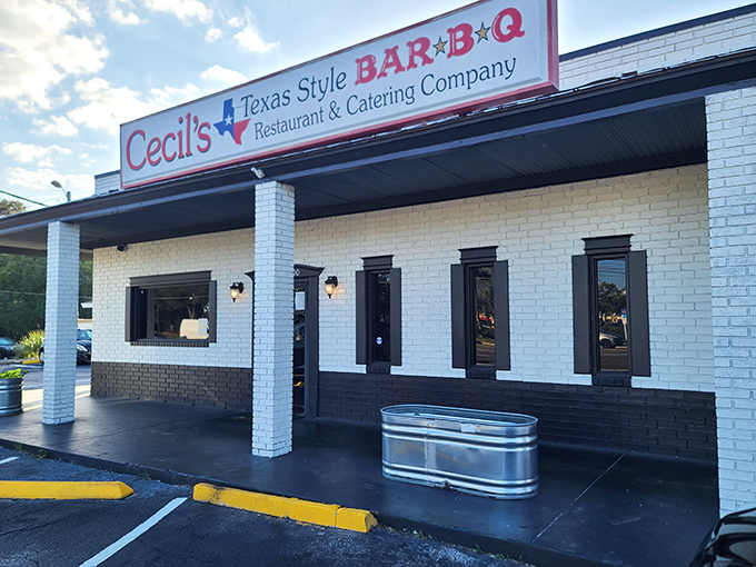 The unassuming white brick fa&ccedil;ade of Cecil's stands like a barbecue beacon on Orange Blossom Trail, promising smoky treasures within.