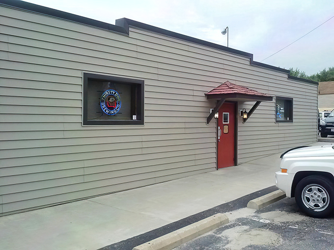 Don't let the unassuming exterior fool you—behind that red door lies a temple of steak worship that's been satisfying Ohioans for generations.