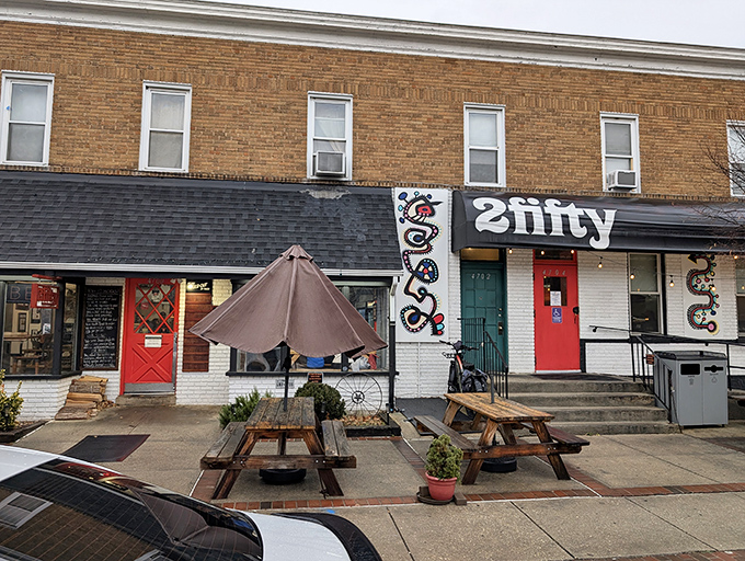 The unassuming brick exterior of 2Fifty Texas BBQ proves once again that the best barbecue joints often hide in plain sight, like culinary speakeasies for the smoke-obsessed.