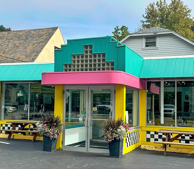 This charming Pocono Mountains hideaway proves that the best culinary adventures often begin with unassuming exteriors.