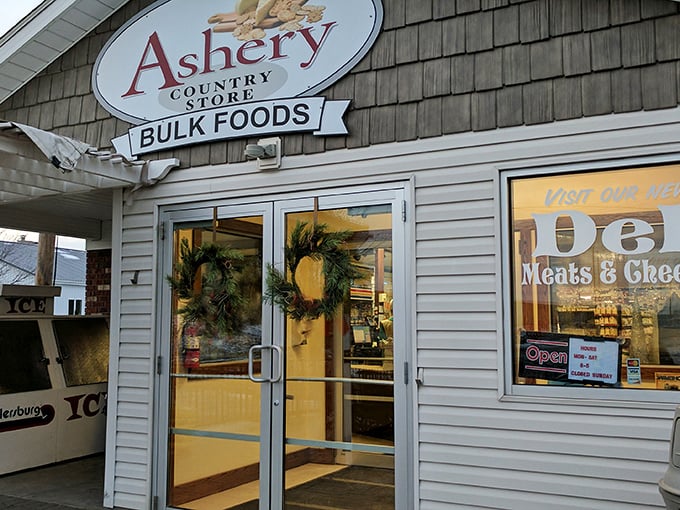The unassuming exterior of Ashery Country Store promises treasures within, like a culinary speakeasy hiding in plain sight.