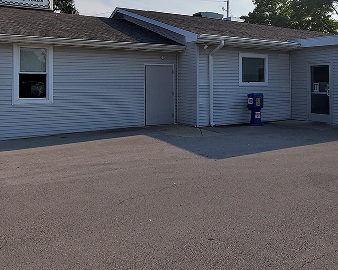 The unassuming exterior of Dark Horse Restaurant proves once again that culinary treasures often hide in plain sight.