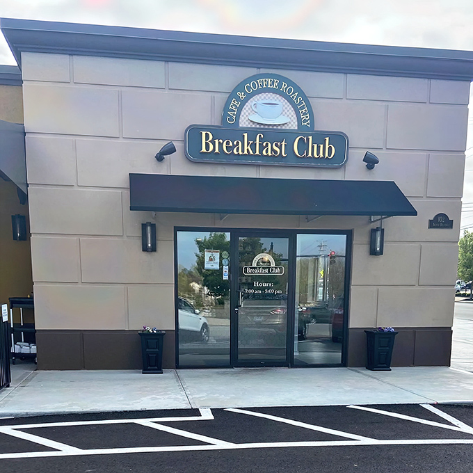 The Breakfast Club's unassuming exterior hides culinary treasures within, like finding a secret breakfast society in Lebanon's charming downtown.