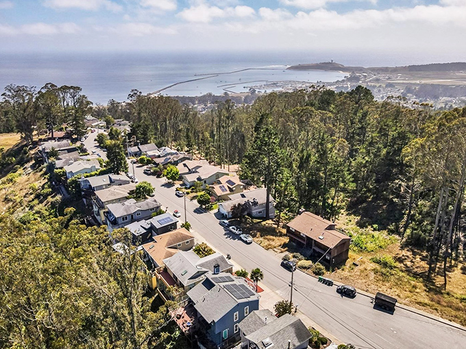El Granada unfolds like a California dream &ndash; hillside homes cascading toward the Pacific, where fog and sunshine play their daily game of hide and seek. 