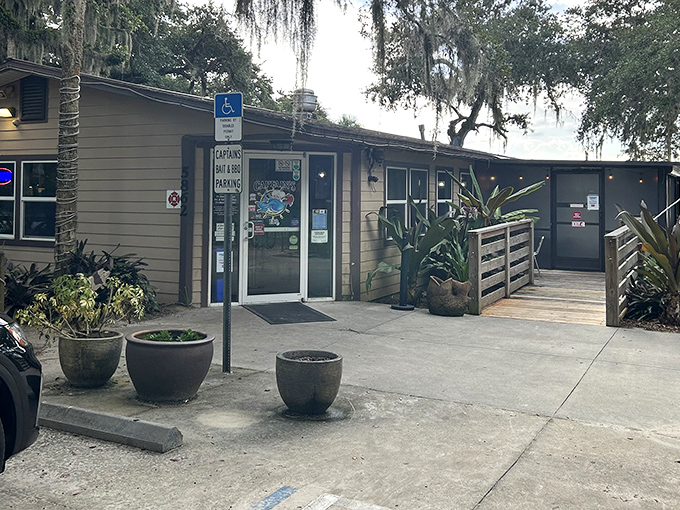 The unassuming exterior of Captain's BBQ proves once again that in the barbecue world, fancy facades are optional when smoke signals tell the real story.