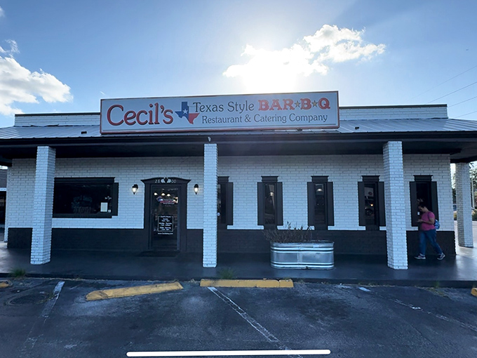 The unassuming white brick fa&ccedil;ade of Cecil's stands like a barbecue beacon on Orange Blossom Trail, promising smoky treasures within.