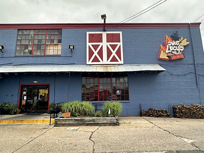 Sweet Lucy's blue exterior with barn-style red accents doesn't need fancy frills – it lets the heavenly smoke signals do the talking.