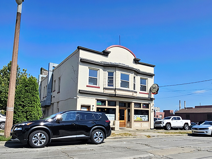 The unassuming cream city brick exterior of Oscar's Pub & Grill stands like a culinary sentinel in Milwaukee, promising burger greatness without architectural fanfare.