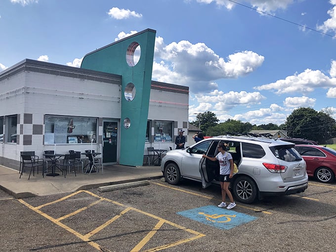 The turquoise pillar reaches skyward like a mid-century rocket ship, announcing to hungry travelers: "The 1950s are alive and well in Alliance, Ohio."