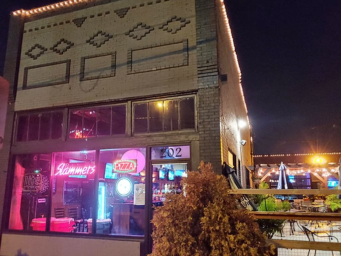 The neon glow of Slammers beckons like a lighthouse for the pizza-starved. Downtown Columbus never looked so deliciously inviting.