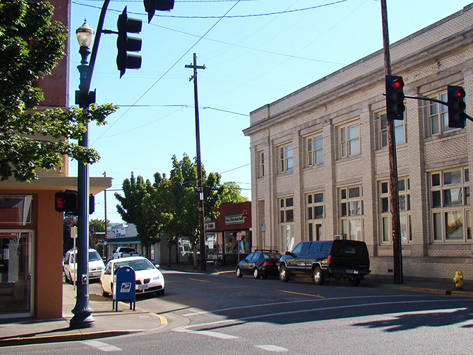 The well-preserved brick buildings, with their enduring charm, welcome you like an old friend eager to share stories. Each vintage wall holds a century of small-town memories.