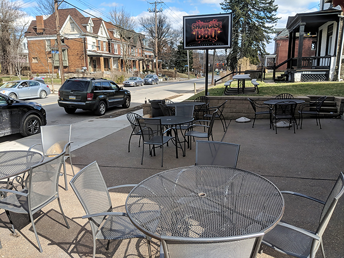 The unassuming brick exterior of Showcase BBQ might not scream "culinary destination," but that heavenly smoke wafting from behind tells the real story.
