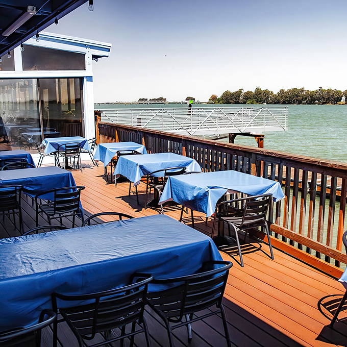 Dining al fresco with those blue tablecloths fluttering in the Delta breeze&mdash;nature's dinner theater where the Sacramento River plays the starring role.
