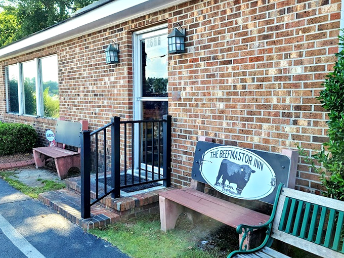 The unassuming brick exterior of The Beefmastor Inn proves once again that culinary greatness often hides in plain sight.