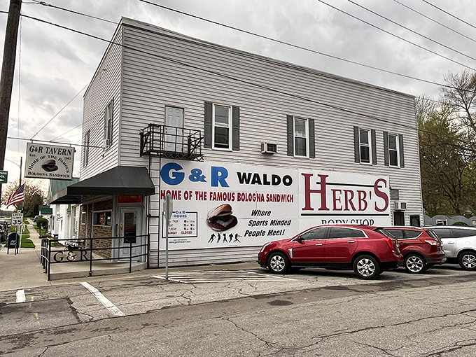 The unassuming white exterior of G&R Tavern stands like a culinary lighthouse in Waldo, beckoning bologna pilgrims from miles around.