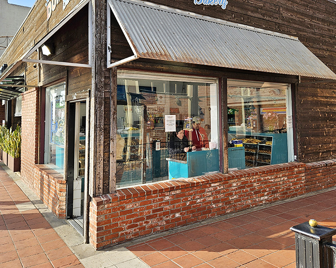 The unassuming exterior of Seaside Donuts Bakery proves once again that the best culinary treasures often hide behind the most modest facades.