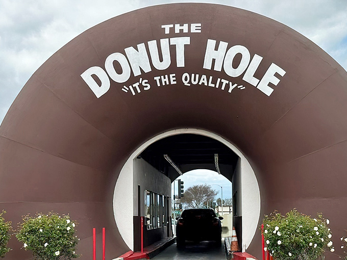 The ultimate California roadside attraction: a giant donut you can actually drive through. Architecture has never been so deliciously inviting.