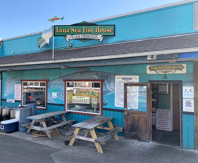 The little blue fish house that could! Luna Sea's unassuming exterior hides seafood treasures that would make Neptune himself swim up for a bite.