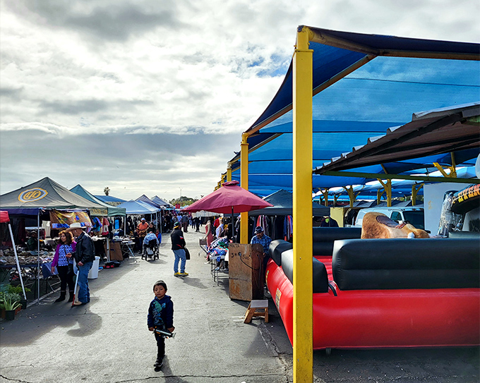 The iconic Oakland Flea Market buzzes with hungry shoppers. Where culinary adventures begin and shopping stamina gets refueled!