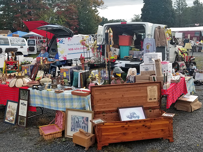 Treasure hunting paradise! Wooden chests, framed artwork, and vintage knickknacks spill from vans and tables, promising discoveries that'll make your friends jealous.