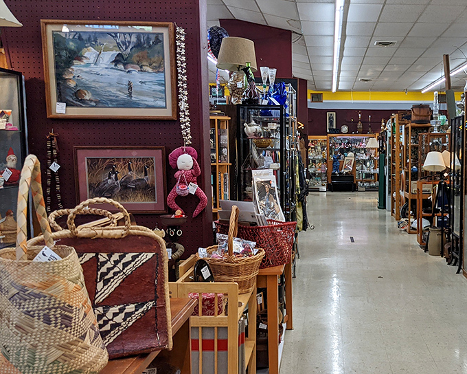 The unassuming brick fa&ccedil;ade of Little Antique Mall in Lincoln City hides a treasure trove that would make Indiana Jones switch careers.