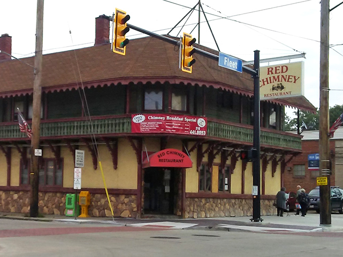The corner landmark that time forgot! Red Chimney's distinctive yellow exterior and stone foundation have been welcoming hungry Clevelanders since before Instagram could make buildings famous.