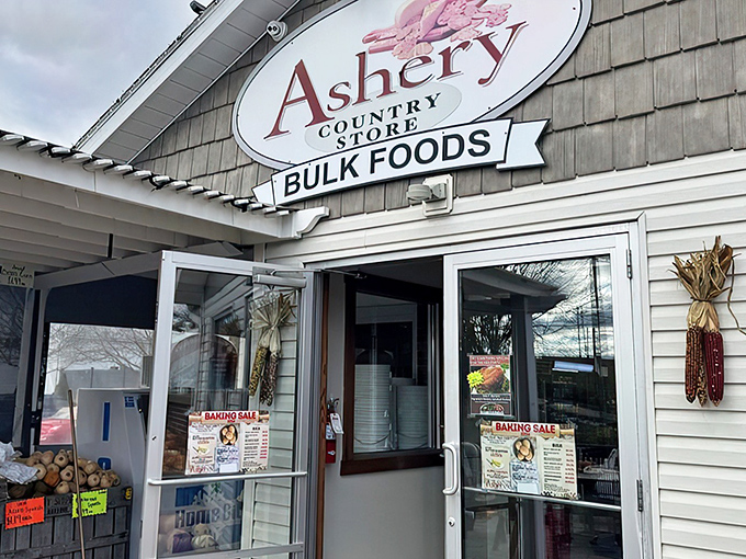 The unassuming exterior of Ashery Country Store promises treasures within, like a culinary speakeasy hiding in plain sight.